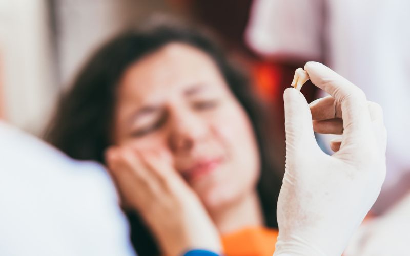 Suchy zębodół – kiedy się pojawia i jakie są jego objawy? - Dental Arts ...